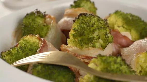 Broccoli na bacon, usoro nzọụkwụ nzọụkwụ na foto