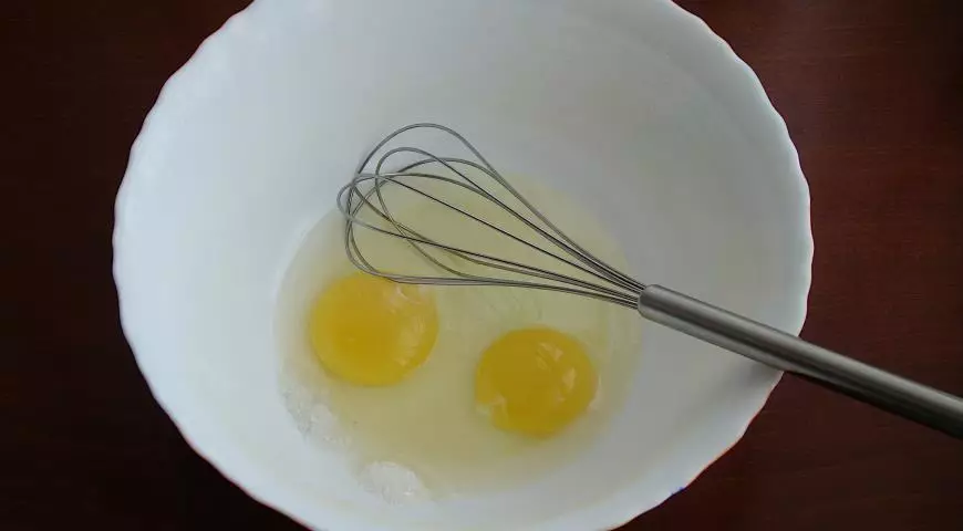 Photo de la préparation de la recette: un gâteau à pancake avec du poulet, étape numéro 2