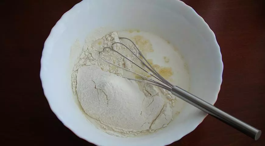 Photo de la préparation de la recette: un gâteau à pancake avec du poulet, étape numéro 3