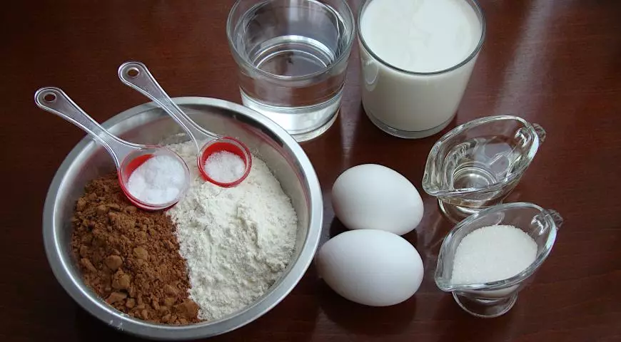 Foto van de voorbereiding van het recept: een chocolade pannenkoeken cake met zure room, stap nummer 1