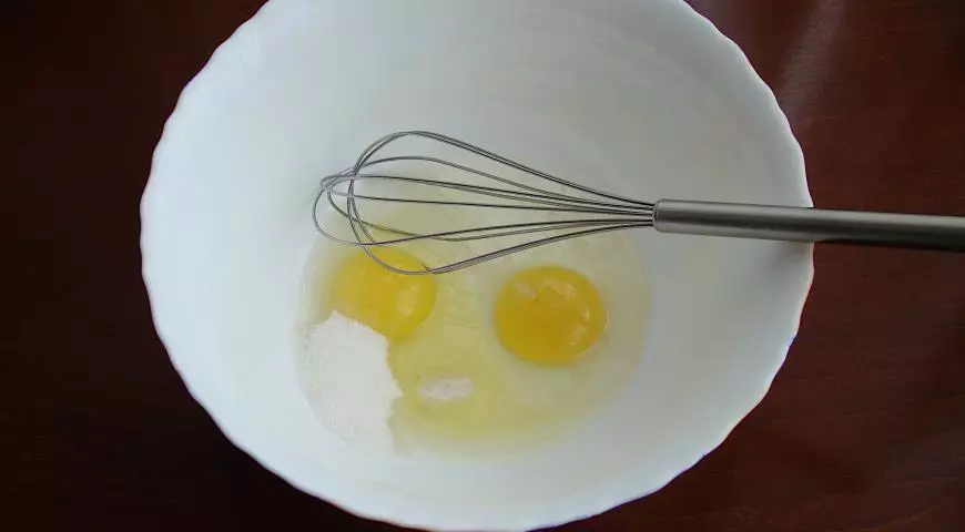 Foto de la preparació de la recepta: un pastís de pancakes de xocolata amb crema agra, pas número 2