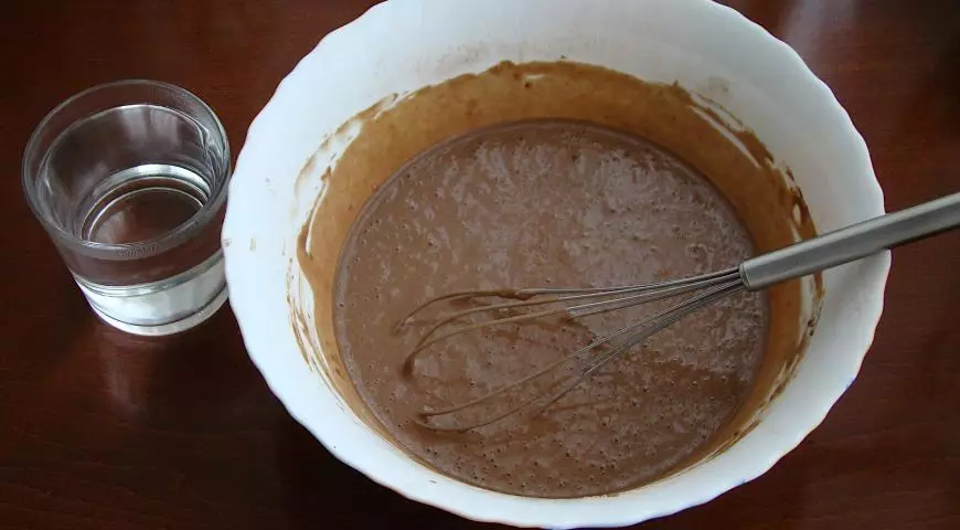 Foto van de voorbereiding van het recept: chocolade pannekoek cake met zure room, stap nummer 5