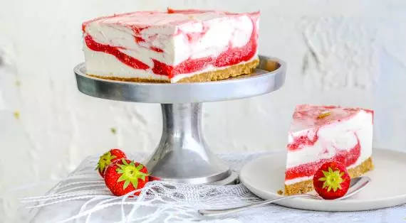 I-cheesecake ene-strawberries ngaphandle kokubhaka, i-tick-tic-riction enemifanekiso