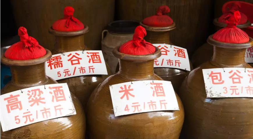 Awọn Jugs pẹlu Bayju ni ọja ilu ni ilu ti Ilu Josho, China