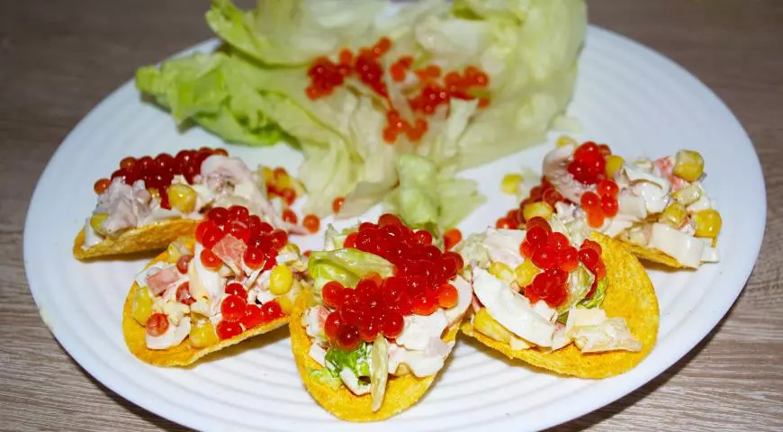 Nijjiers appetizer fan krabstokken en squid op chips, stap-by-stap resept mei foto's