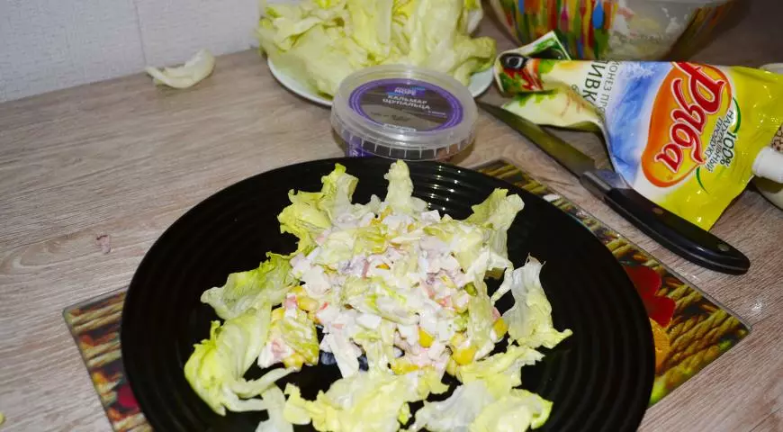 Stock foto madlavning opskrift: nytårs forretter fra krabbe sticks og blæksprutter på chips, trin nummer 7