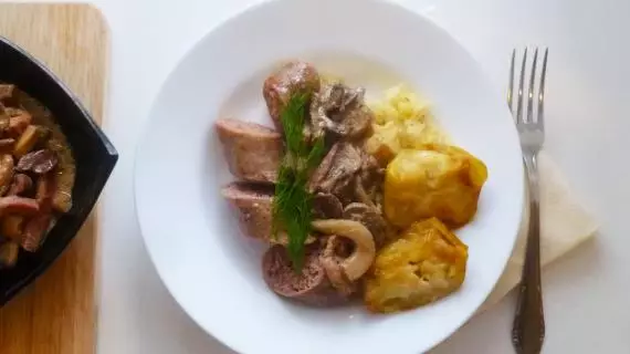 Porkaus mei champignons saus en mashed selderij, stap-by-stap resept mei foto's