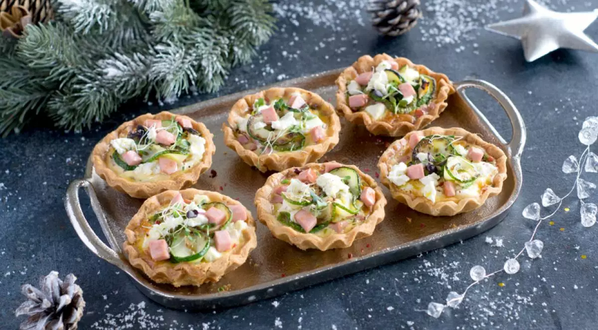 Cestas con salchichas hervidas, ensalada y calabacín.