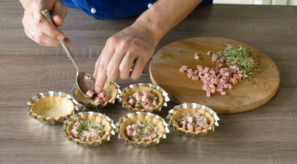 Foto de la recepta: cistelles amb salsitxa bullida, cress i carbassó, pas número 3