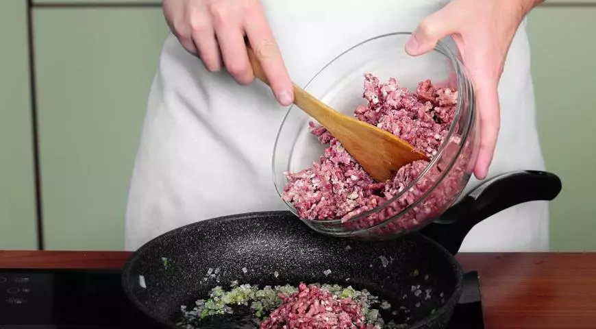 Stock Foto Cooking retsept: Pizza - Roll of Bolognese, samm number 2