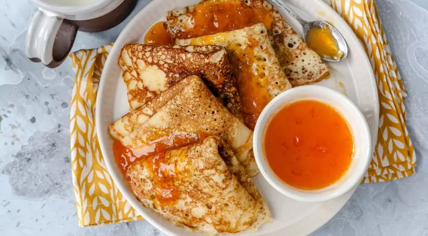 Dinten kahiji karnaval. Saha pendak sareng naha nyiapkeun pancakes?