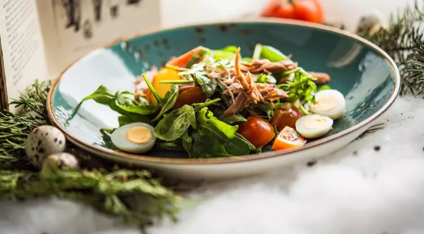 Salade mei duckferlof, trap en cherry tomaten, stap-by-stap-resept mei foto's