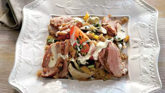 Varm salat med duck og yoghurt-sennep dressing, trinnvis oppskrift med bilder