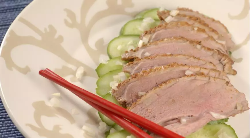 Cantonese duck, step-rau-kauj ruam daim ntawv qhia nrog cov duab