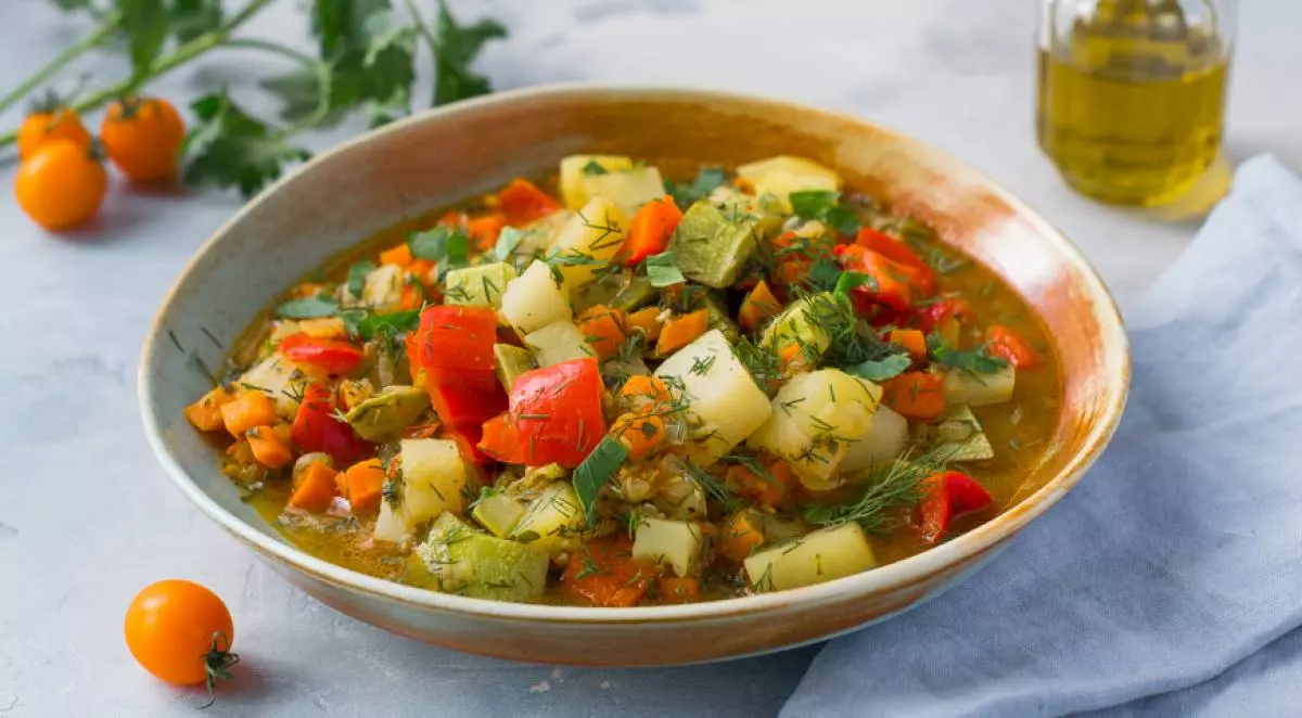 在几乎每个国家都有一个蔬菜炖肉，有或没有土豆。在法国 - ratatouh，在意大利 - Kaponate，在摩尔多瓦 - khwech，在马其顿 - 扎拉维特，在亚美尼亚 - 亚缅，在印度 - Sabji。