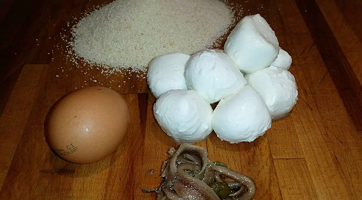 Foto de stock Receita de cocción: bolas con anchoas e mozzarella, paso número 1