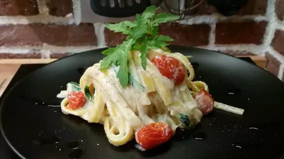 Fettuccini með arugula og mozzarella, skref fyrir skref uppskrift með myndum