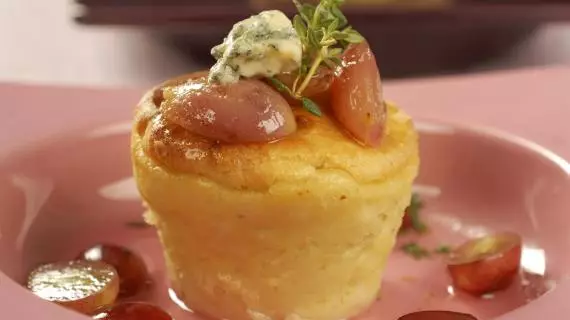 Souffle dari keju biru dengan sirup anggur, resep langkah demi langkah dengan foto