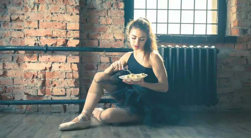 Ballerina con comida