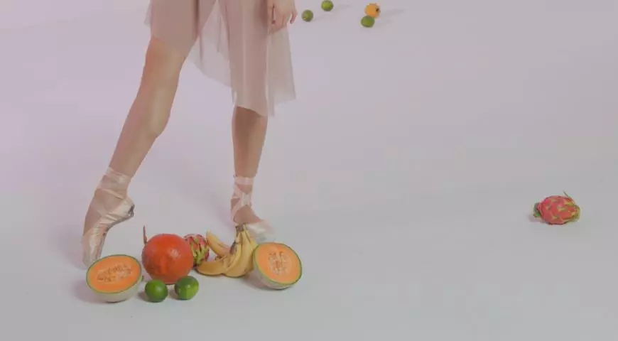Ballerina com comida