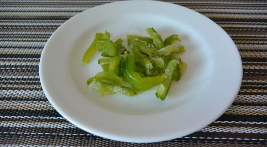 Recepta de cuina fotogràfica: rotlles vegetarians del cogombre, el pas núm. 3