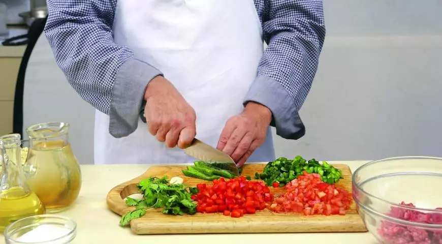 Photo Rețetă de gătit: supă de tomate cu chifteluțe, pasul nr. 1