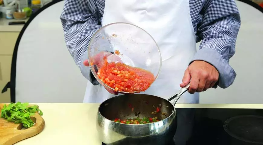 Fotografie de preparare a unei retete: supa de tomate cu chiftele, pasul Numar 4