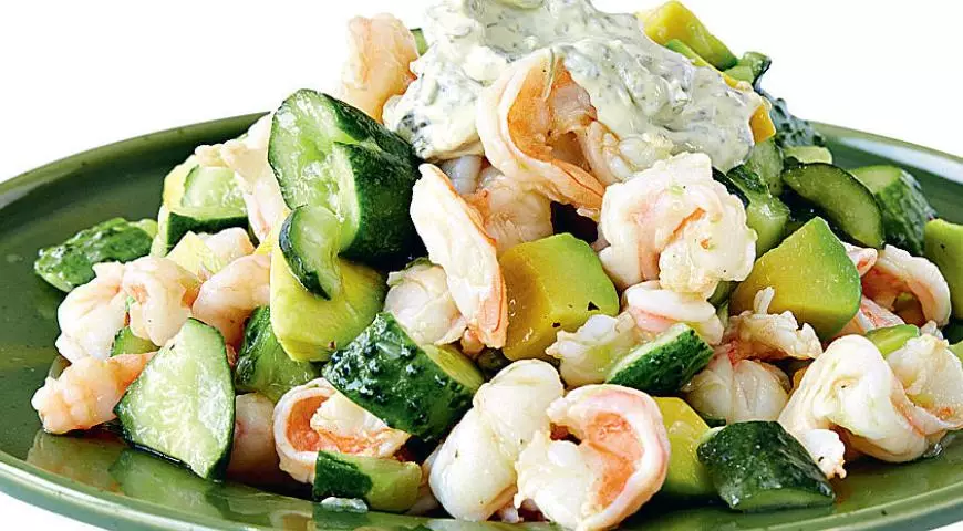 Saladi ya matango na shrimp na mayonnaise ya oksidi.