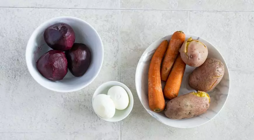 একটি পশম কোট অধীনে হেরিং, potatoes, carrots এবং beets, ডিম screwed boil