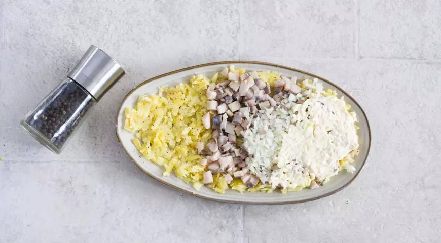 Haringa ispod krznenog kaputa, stavi pola krumpira na tanjur i drži se, zatim - sloj haringe i luk