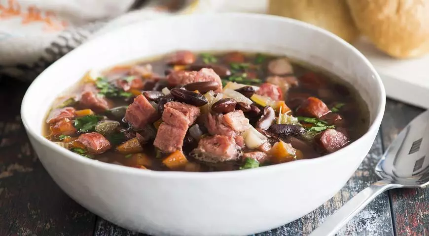 Bean suppe med ratt og pølser