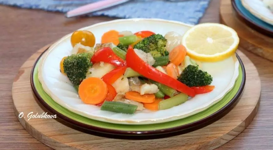 السمك مع الخضروات المطبوخة لزوجين