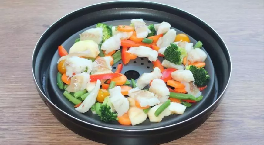 Фото готвење рецепт: риба со зеленчук, варен за двојка, чекор број 9