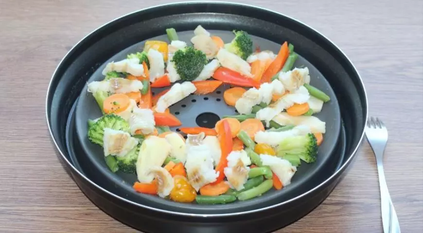Photo de la préparation de la recette: poisson avec légumes, cuite pour un couple, pas №11