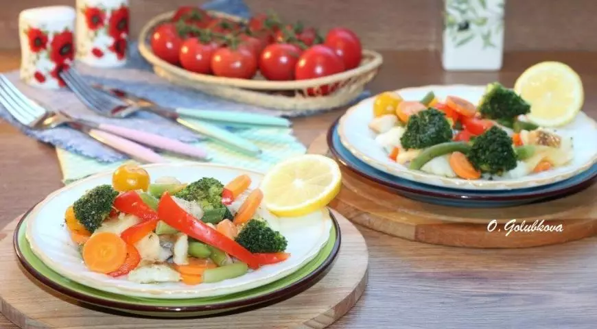 Fisk med grøntsager kogte til et par