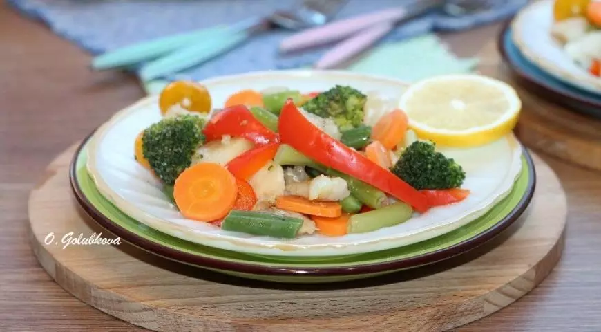 Риба з овочами, приготована на пару