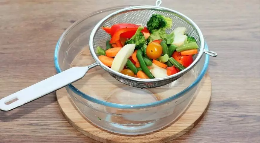 Recette de cuisson photo: Poisson avec légumes cuits pour la vapeur, étape n ° 4