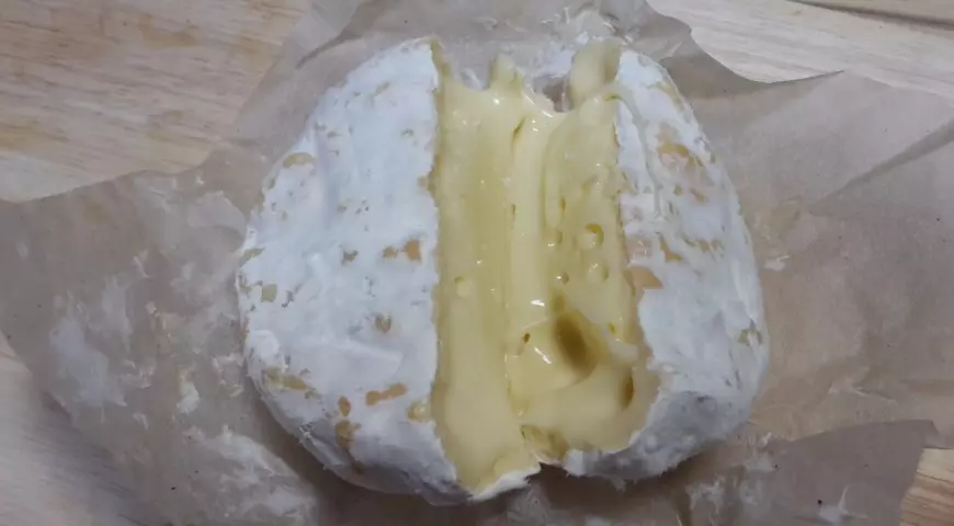 Cheese Camembert từ Maxim Selivanov, trong bối cảnh