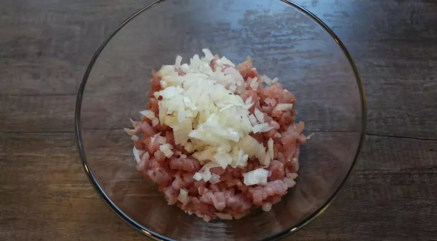 Hành tây cắt và thêm vào thịt