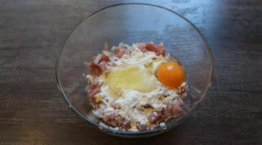 Pour la préparation de la chaudière de porc de viande hachée, connectez-vous d'œufs et de farine