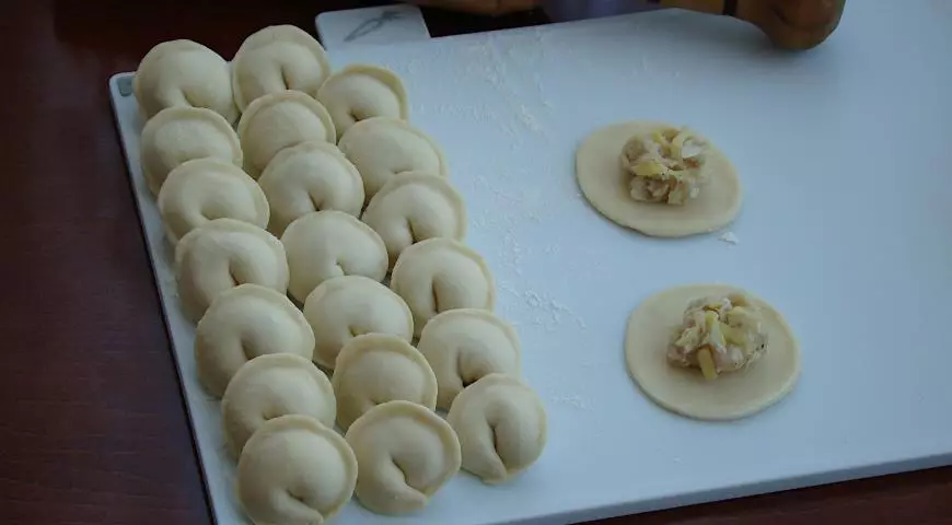 Stock Foto Receptura gotowania: pierogi z mięsem i ziemniakami, krok numer 7