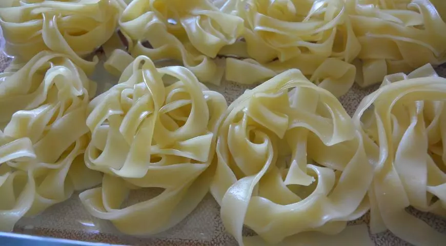 Stock foto vaření recept: fettuccini se sýrem a mletým masem, krok číslo 1