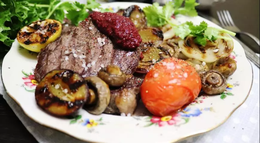 I-Steak grill yenyama yemabula nge-plums