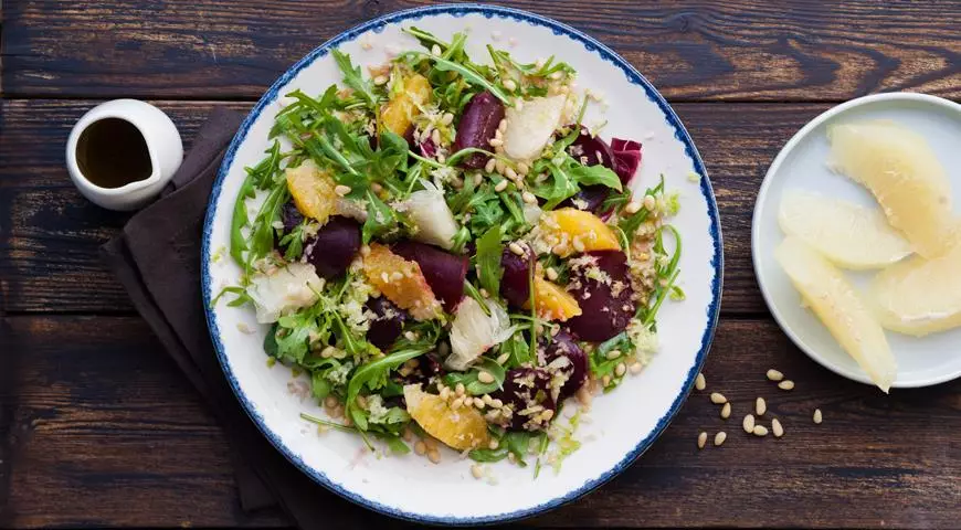 Insalata vegana con pomelo e condimento per sedano piccante