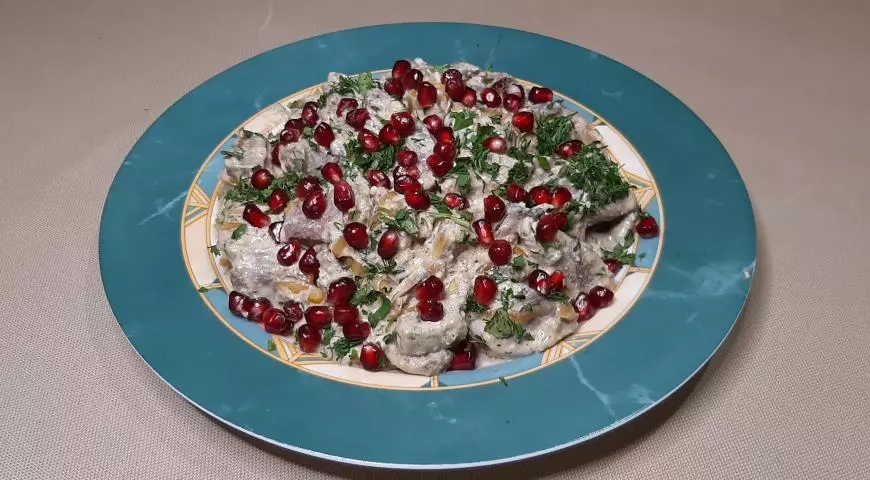 Beef tongue in nutty-sour cream with garlic sauce