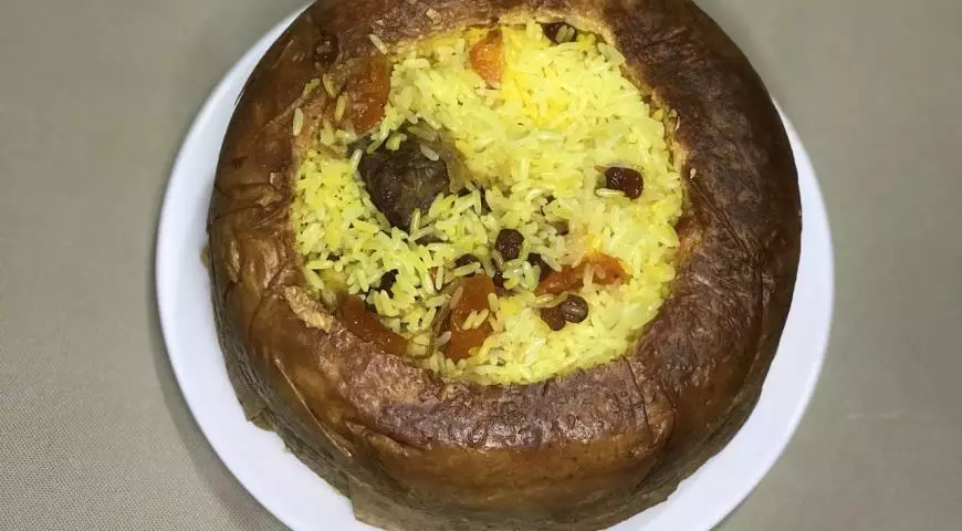 Шах Палов (Azerb.-Ah Plov) панелдеги эт, кургатылган жемиштер жана каштан 2