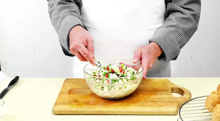 Estoque foto cozinhar receita: salada de lula em pães de creme, passo número 8