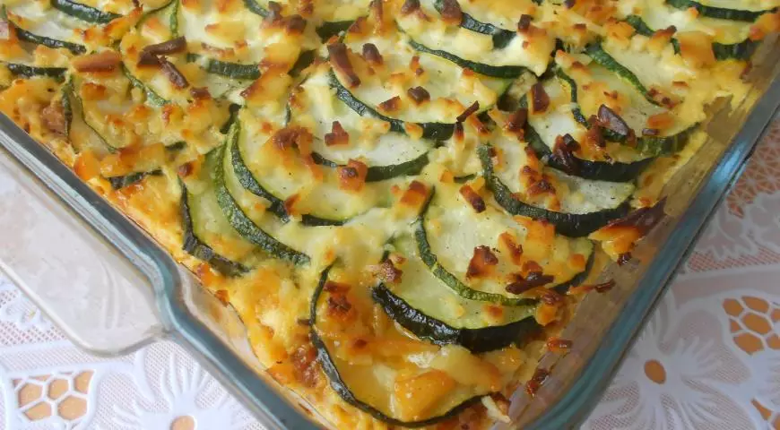 Muna gasa mai hoto tare da zucchini da naman sa a cikin tanda har zuwa shiri