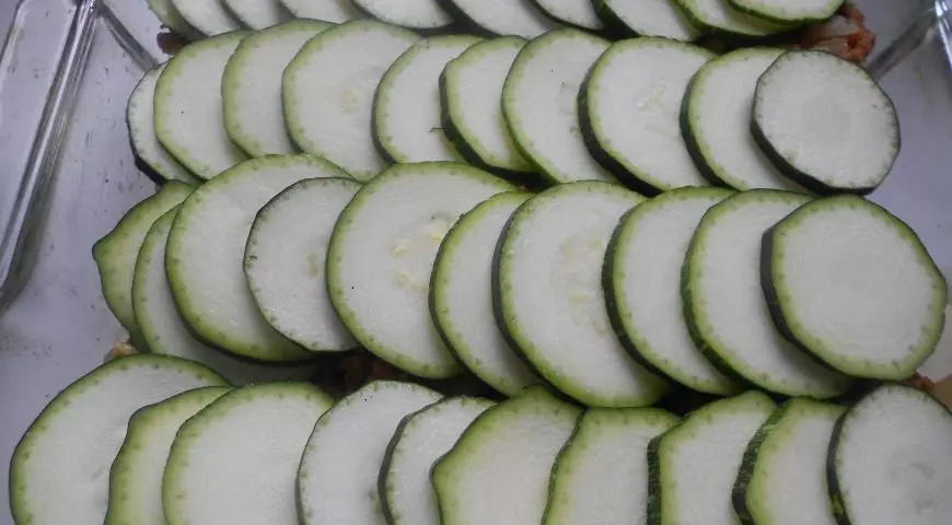 I formularen til bage lå ned halvdelen af ​​skiveskiftet zucchini