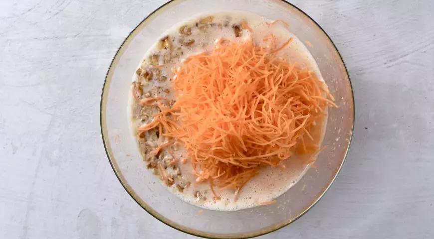 Foto Foto La ricetta della cucina: torta di carota con essiccato e noci, gradino numero 6